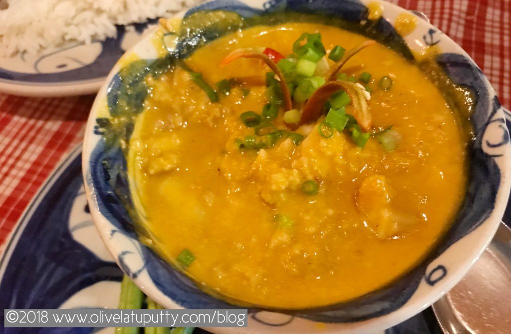 mencoba makanan khas kamboja di kamboja - www.olivelatuputty.com